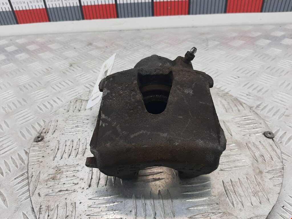 Суппорт передний правый Volkswagen Passat 5 GP 8E0615124A арт. 1817712