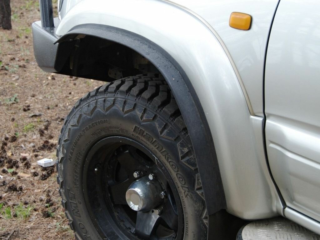 Расширители колесных арок универсальные. Ширина 35 мм. Длина 6 метров