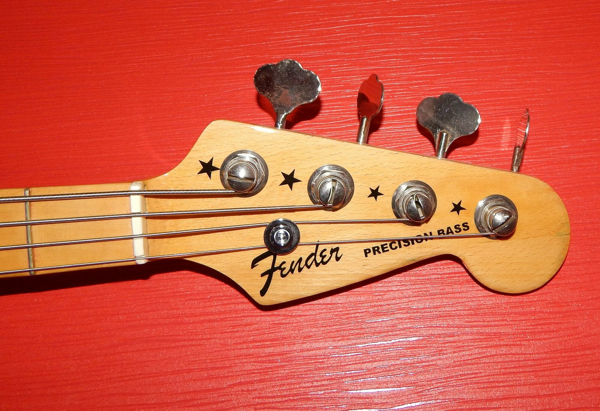 Наклейка декаль на голову грифа гитары "Fender Precision Bass" Струнки. ру, чёрный