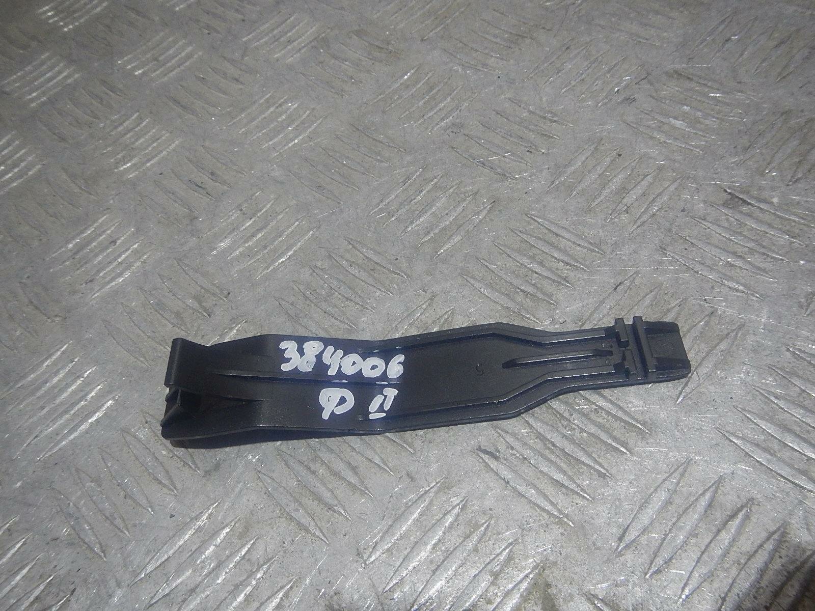 Б/У Кронштейн фары левой, Ford (Форд)-FOCUS 2 (08-11) FORD FOCUS 2 (08-11) нижний Новый. 384006 FORD арт. 1324270