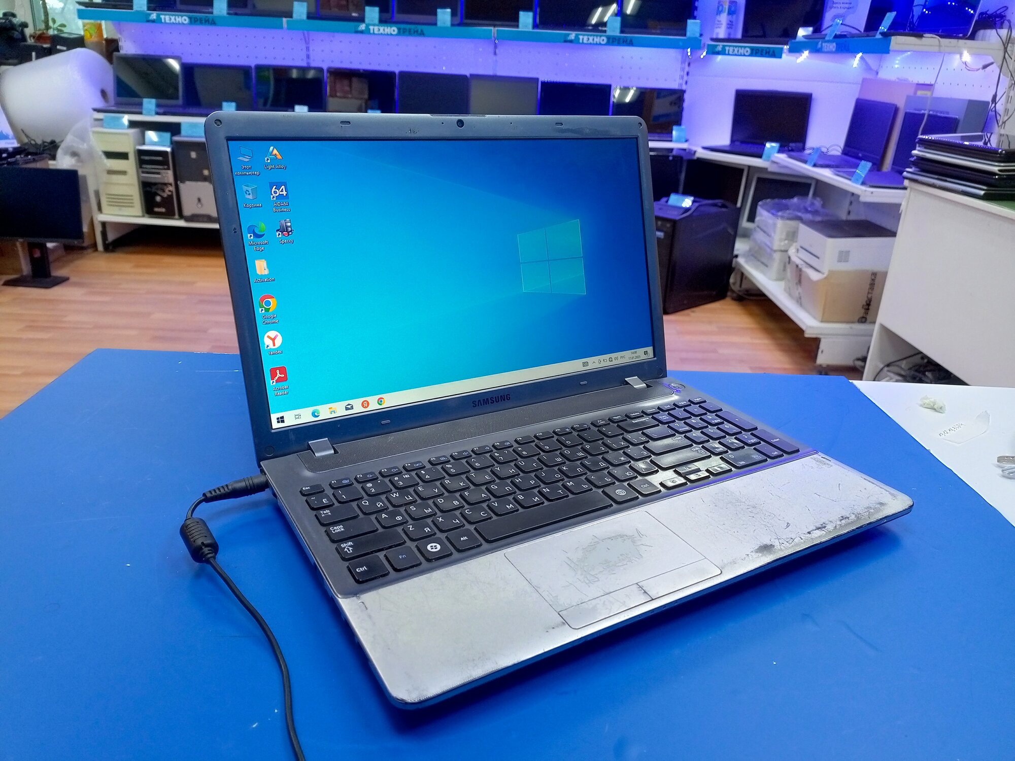 Samsung NP350V5C\Intel Core i5-3210M 2.50GHz (2+2 ядра)\4Gb DDR3\15.6" 1366x768\500Gb HDD\Intel HD (512Mb)