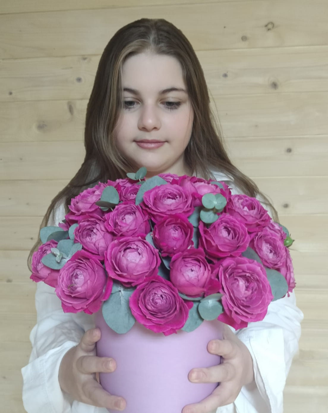 Роза кустовая пионовидная Мисти баблс" в авторской композиции в шляпной коробке