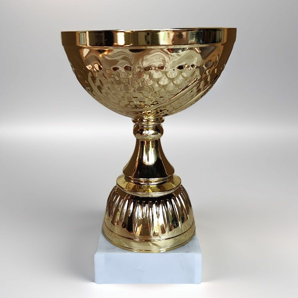 Призовой кубок золотой