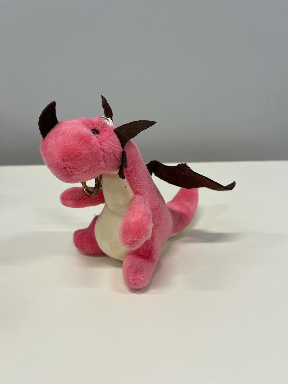 Мягкая игрушка Mimis Дракон с подвесом розовый 13 см MI219