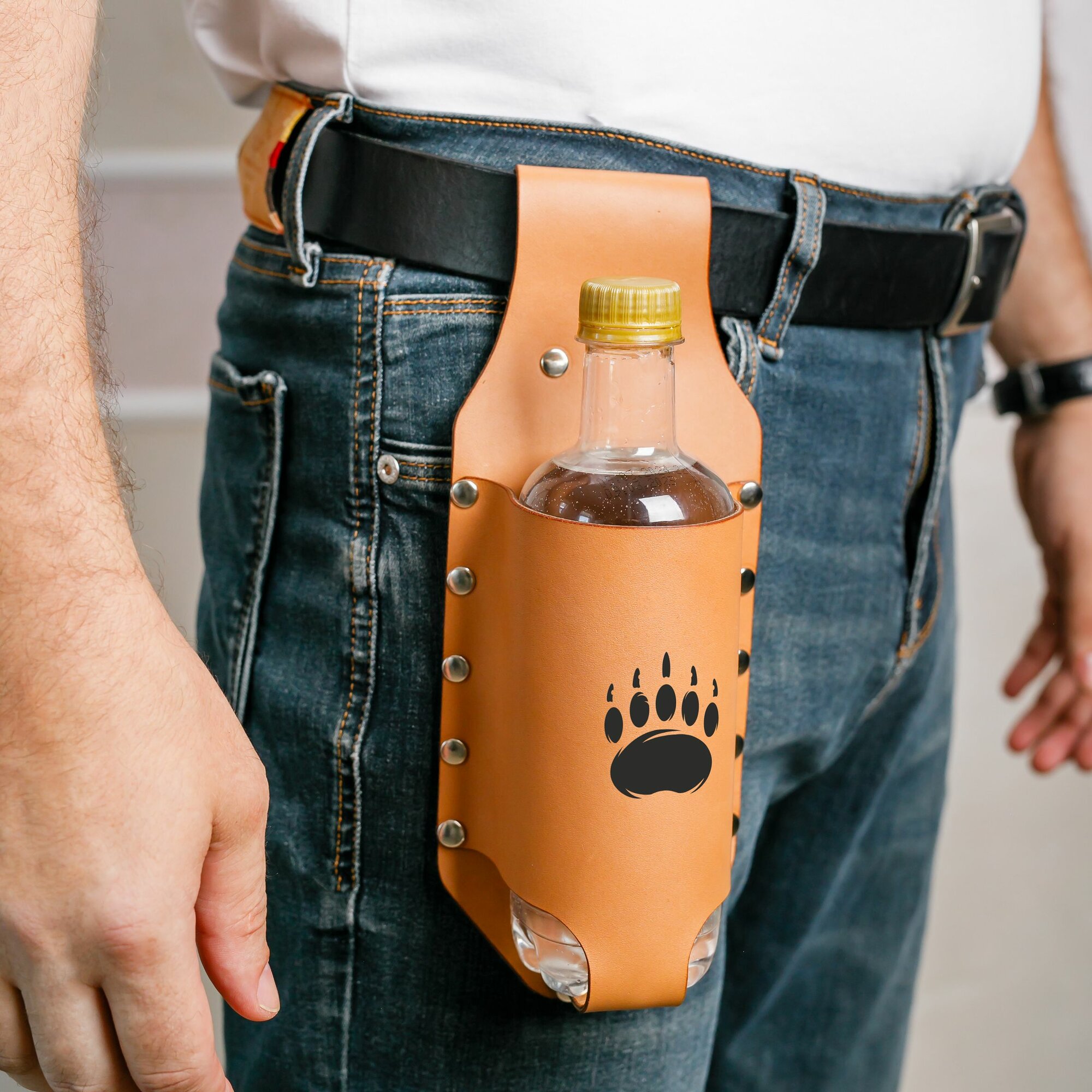 Чехол кобура на пояс для бутылки банки 0,5л из натуральной кожи "Лапа медведя", Boomgift