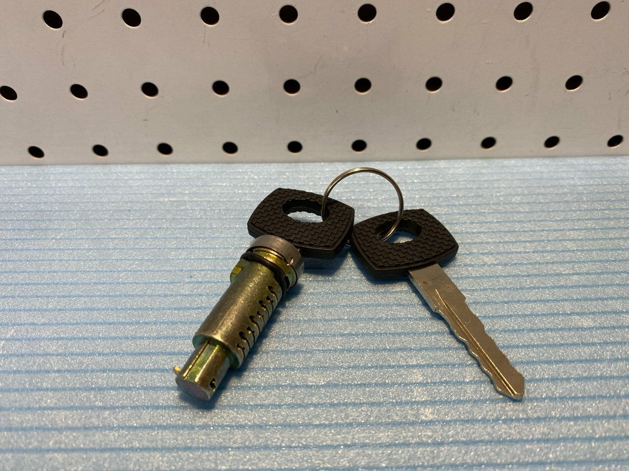 Личинка замка двери MERCEDES ACTROS AXOR ATEGO KAMAZ 5490 (мерседес актрос аксор атего КАМАЗ)