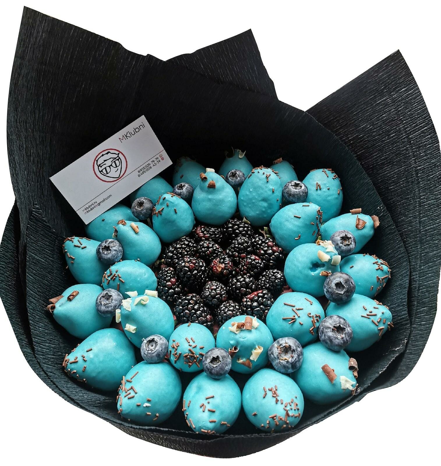 Подарочный букет Mklubni "Tiffany star" из клубники в шоколаде с ежевикой и голубикой