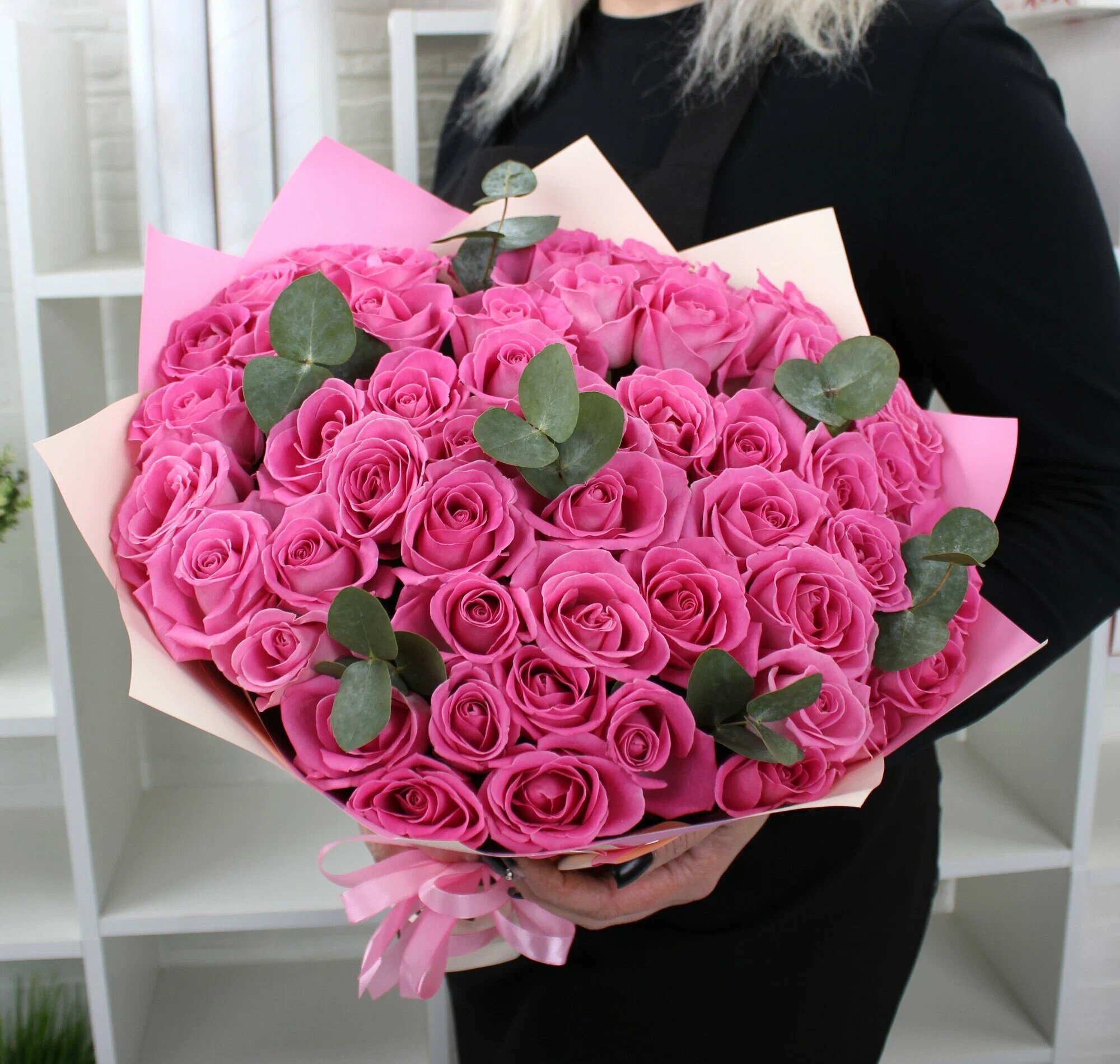 51 розовая роза 40см с эвкалиптом