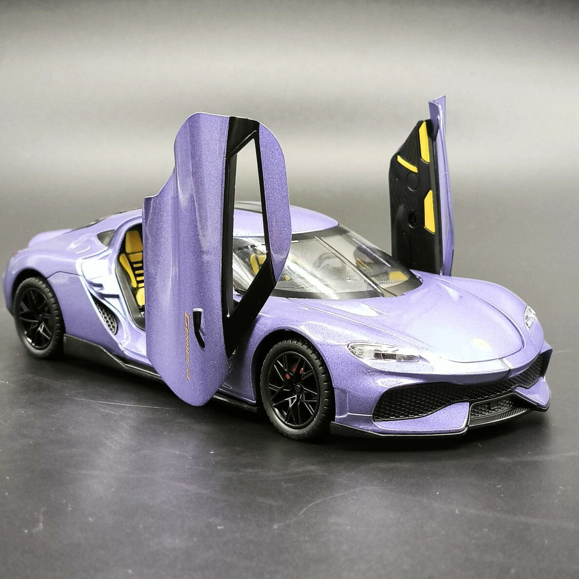 Металлическая модель автомобиля Koenigsegg Gemini с световым и звуковым сопровождением. Масштаб 1:24