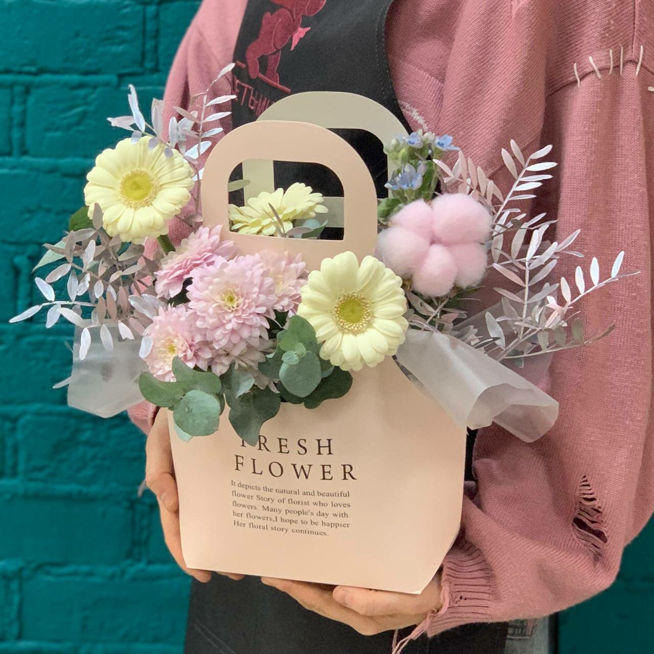 Композиция из герберы и хлопка