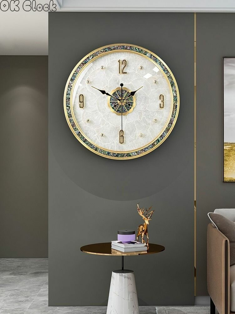 Настенные часы из латуни и ракушек