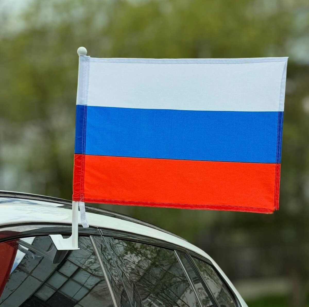 Флаг РФ на машину, 30x40 см в комплекте с автомобильным кронштейном