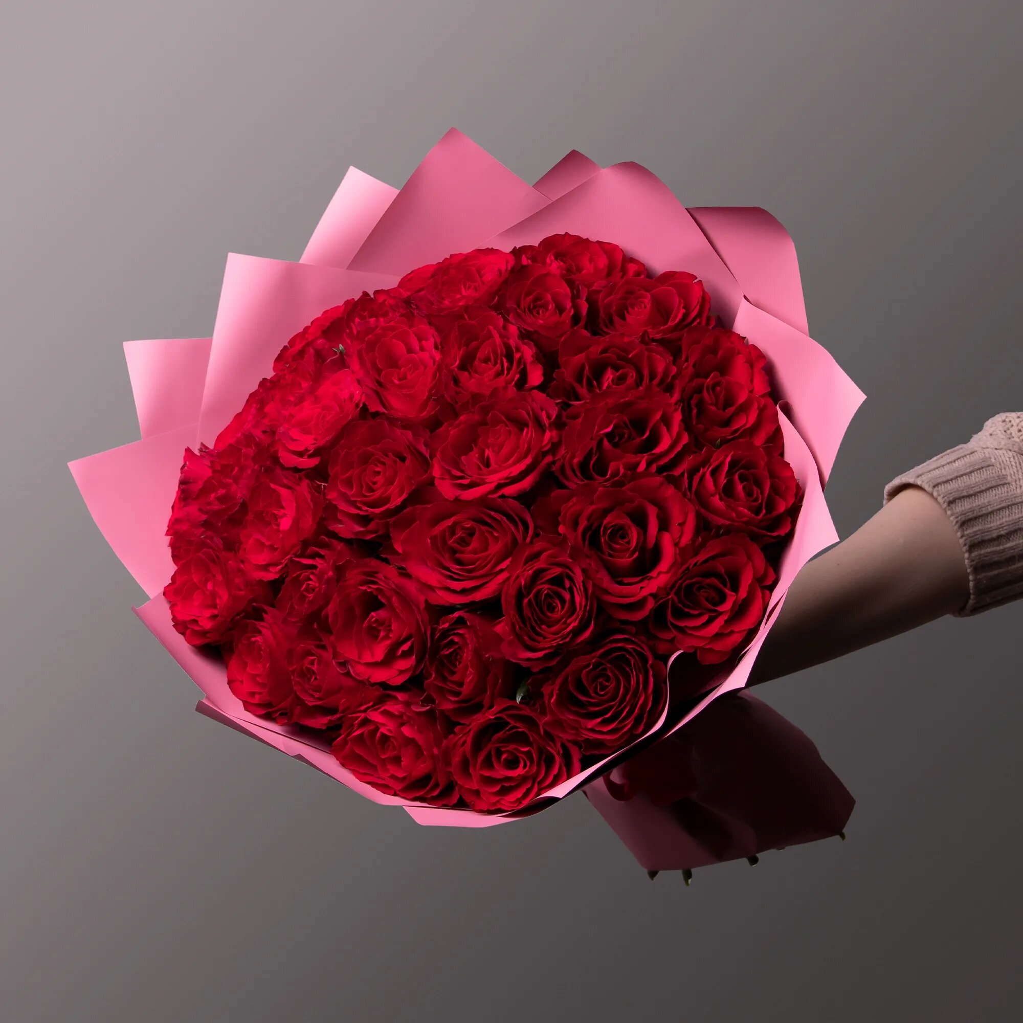 Букет Роза "Мадам Ред" 35 шт Высота 40 см в коробке и аквабоксе от "Простоцветы"