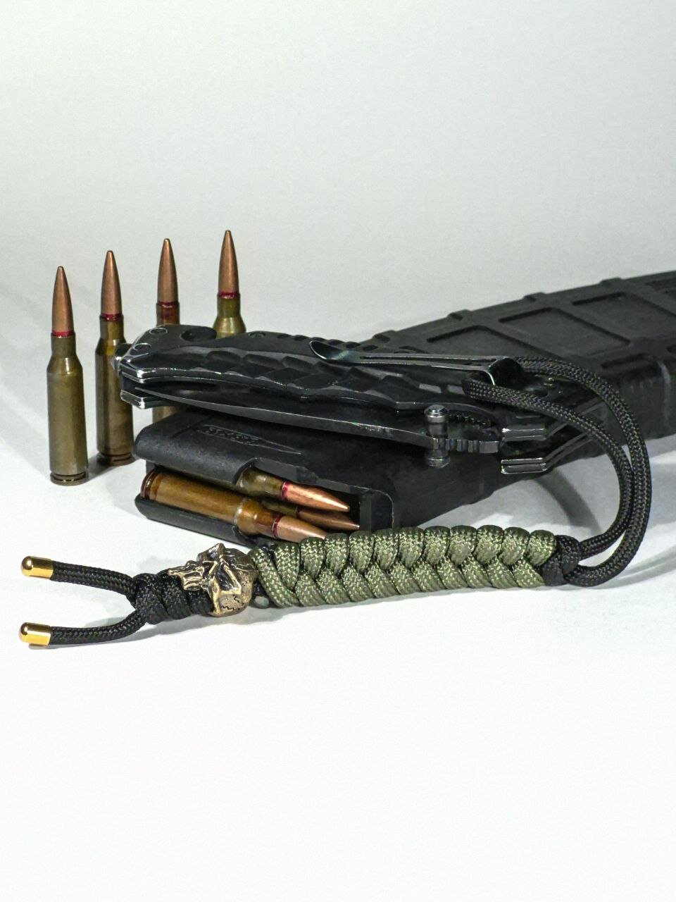 Темляк для ножа "Череп со шрамом". длинна петли 85 мм. бусина.