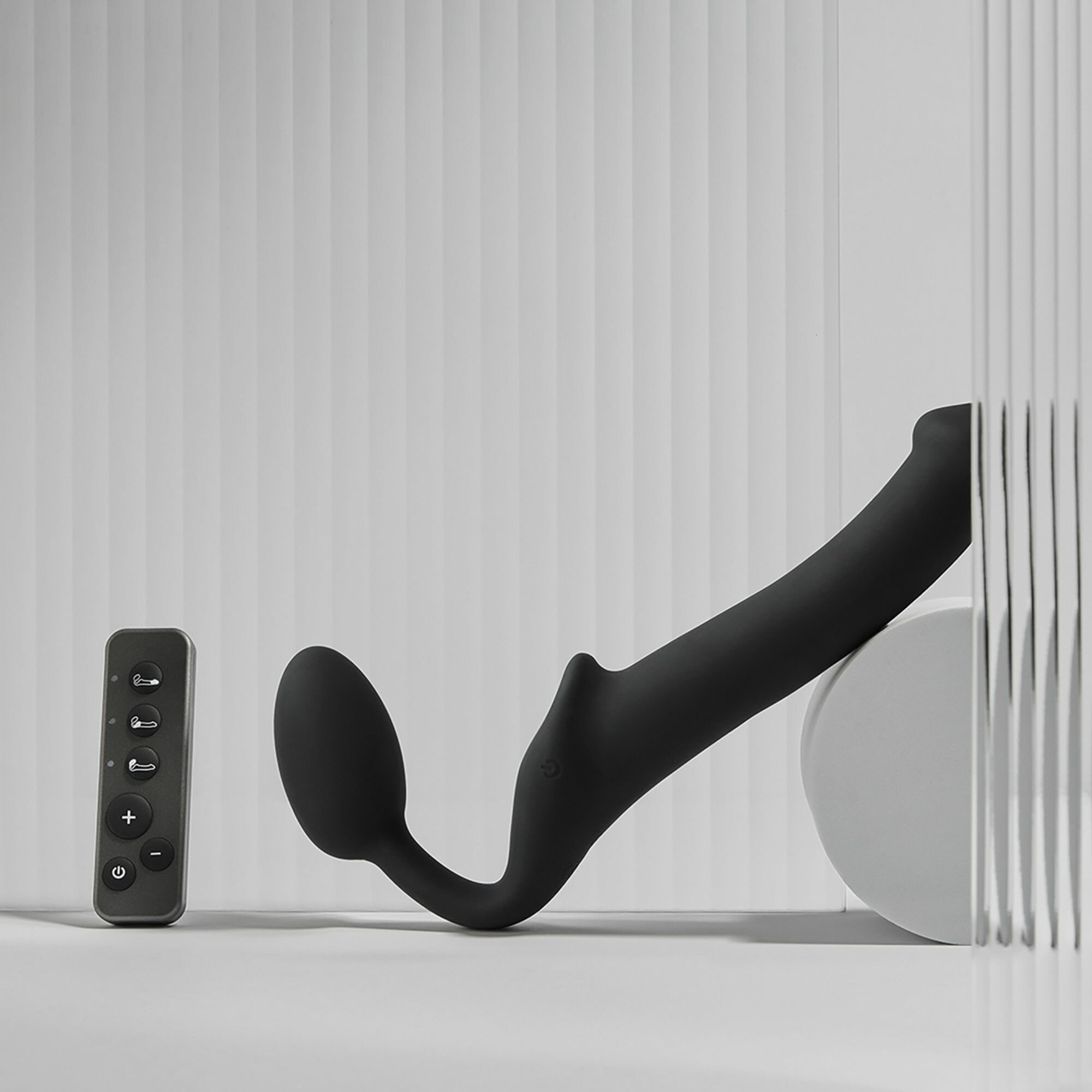 Гибкий страпон Strap-on-me с вибрацией, с 3-мя моторами, черный, размер L