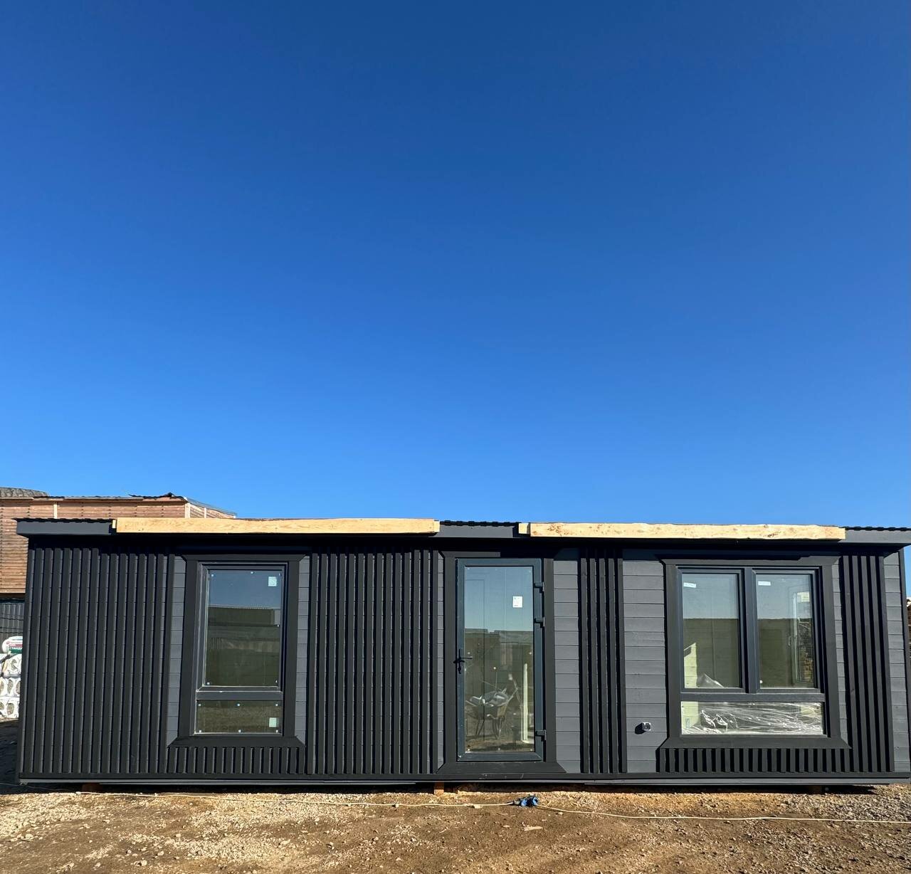 Бытовка дачная 7000х2300 утепленная для проживания с электрикой и покраской под ключ