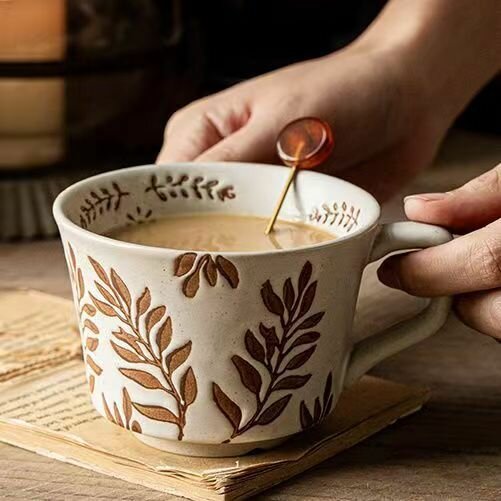 Керамическая чашка для кофе 300 мл с цветочным узором стильная и удобная для дома и офиса, сохраняет тепло