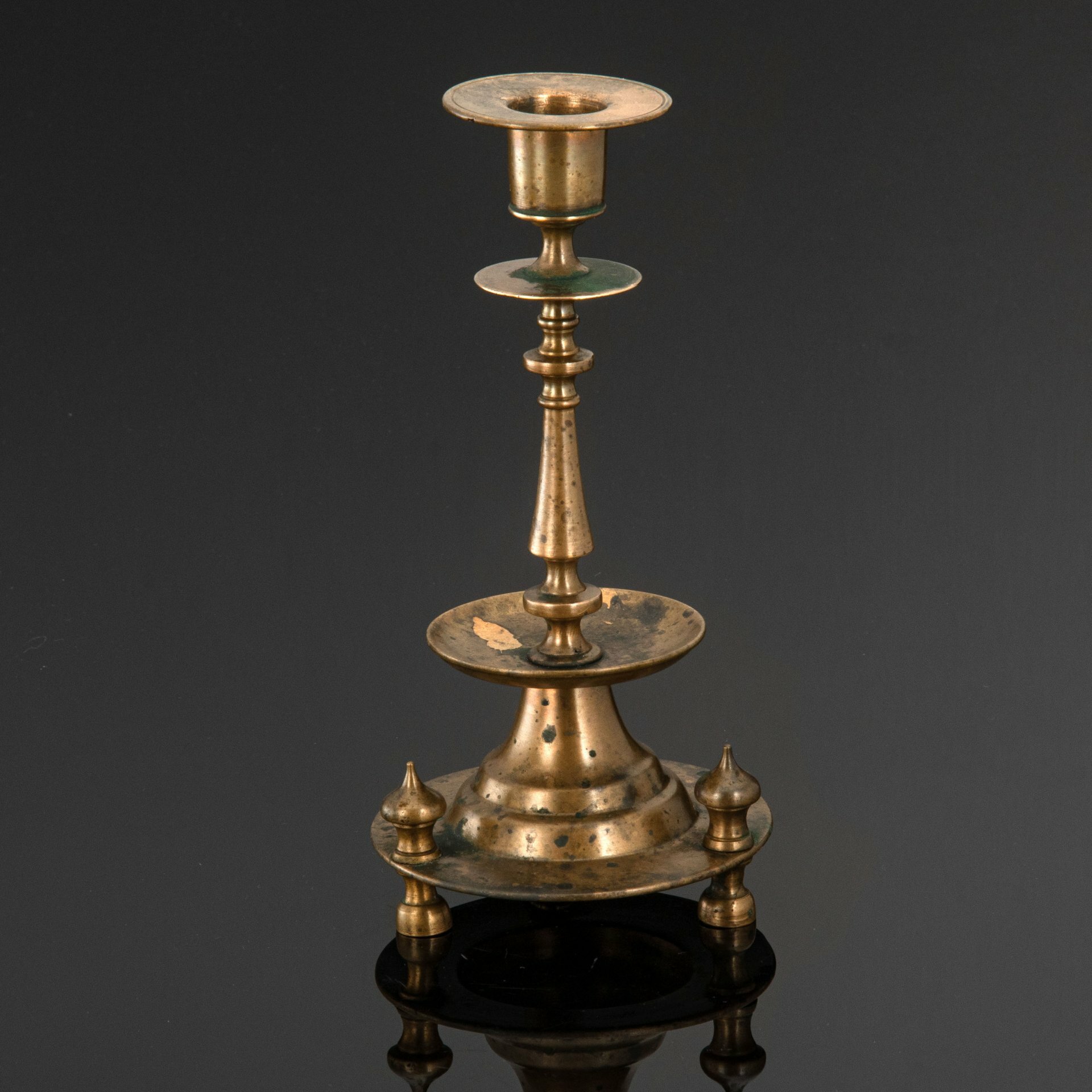 Подсвечник для одной свечи на круглой двухъярусной подставке с тремя ножками