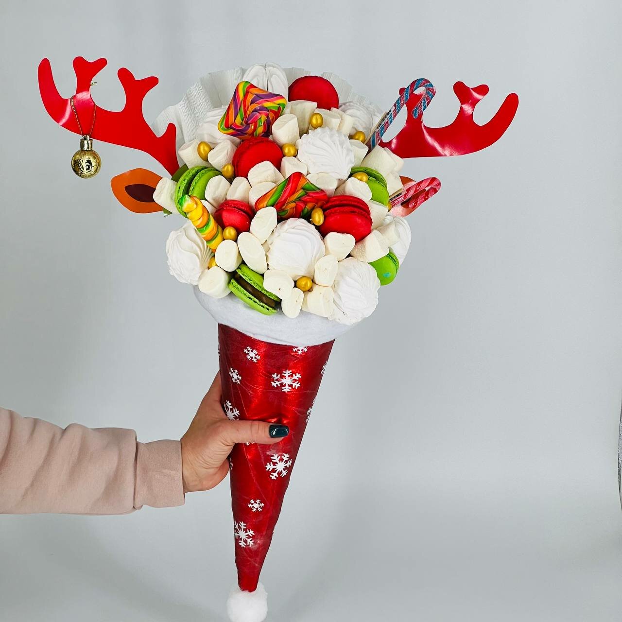 Новогодний сладкий букет рожок из зефира и макаронс