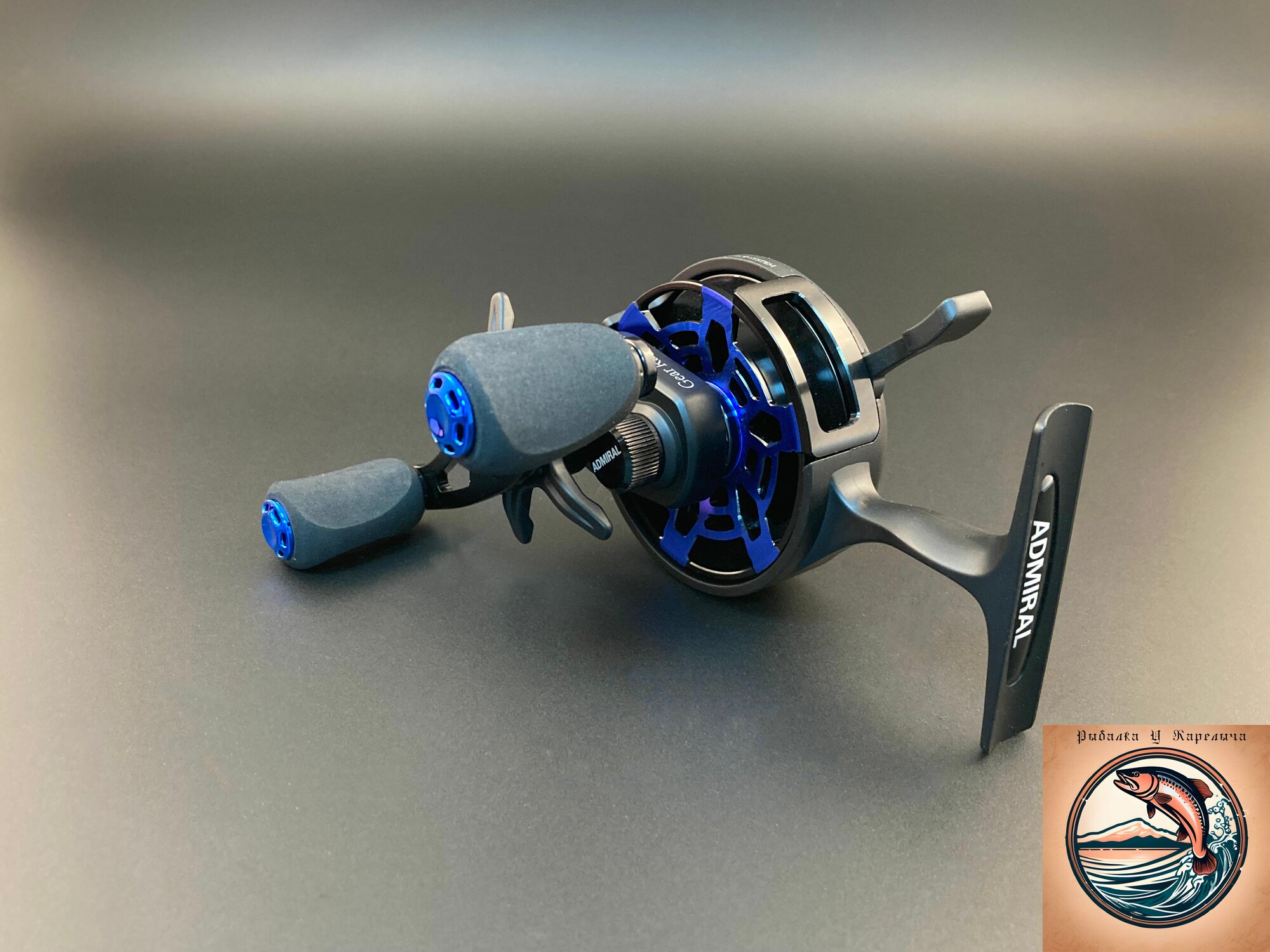 Катушка зимняя мультипликаторная Релакс производства Admiral под левую руку красная