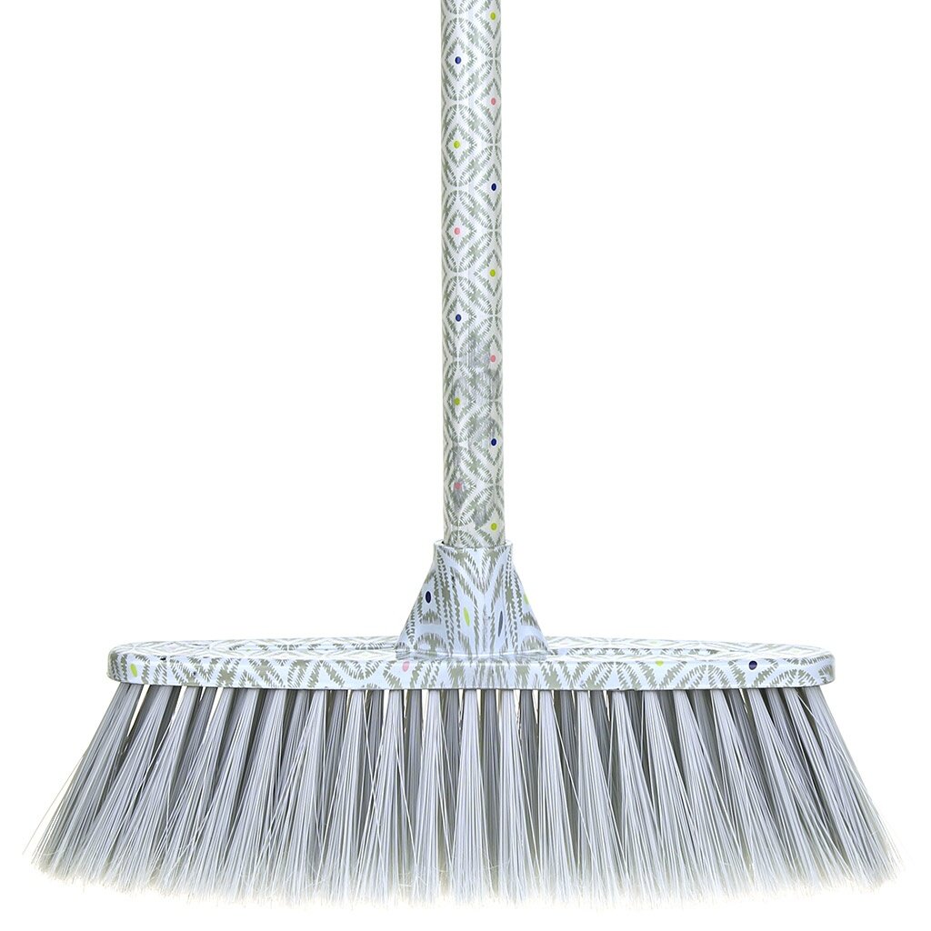 Щетка для пола КНР "Орнамент" 26х5 см форма "овал" с металлической рукояткой (3679)