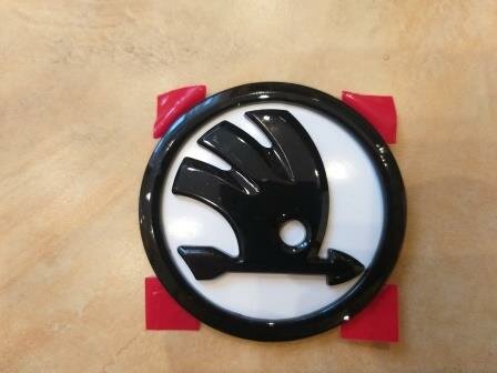 Эмблема на капот и багажник черная на белом O.E.M. Шкода Октавия А7 Рапид аналог 3V0853621AFOW