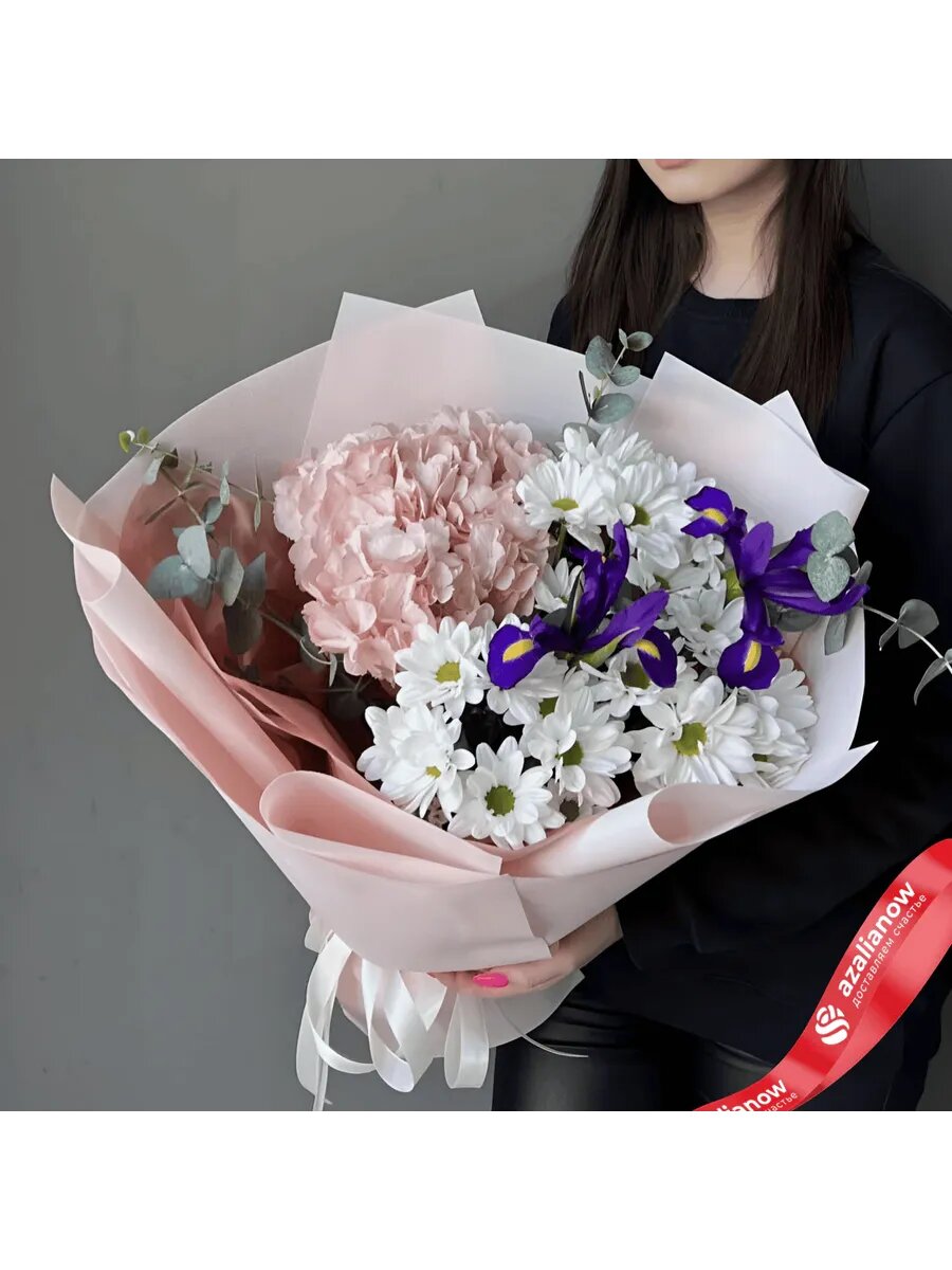 Букет из хризантем, ирисов и гортензии «Обними меня» от АзалияНау