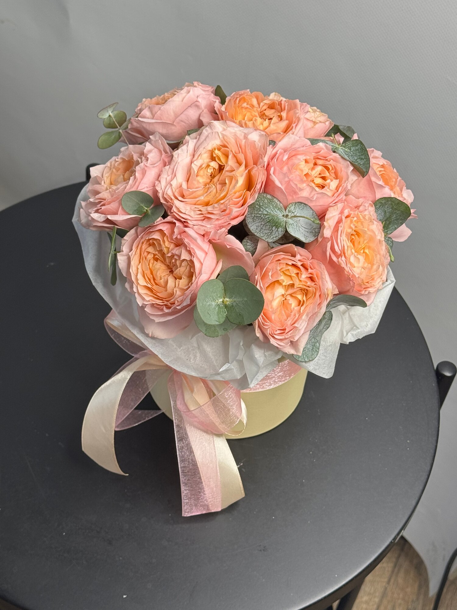 Мини коробочка с пионовидными кустовыми розочками Джульетта.