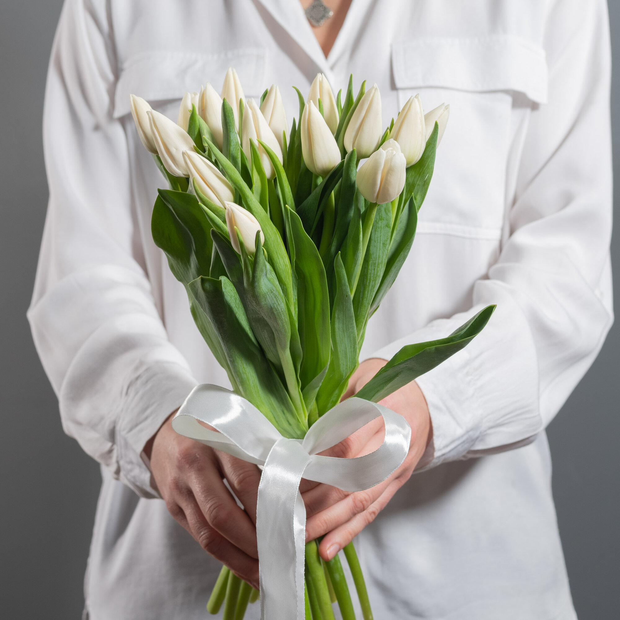 Букет живых цветов Flor-Pro Flowers из 15 белых тюльпанов с атласной лентой
