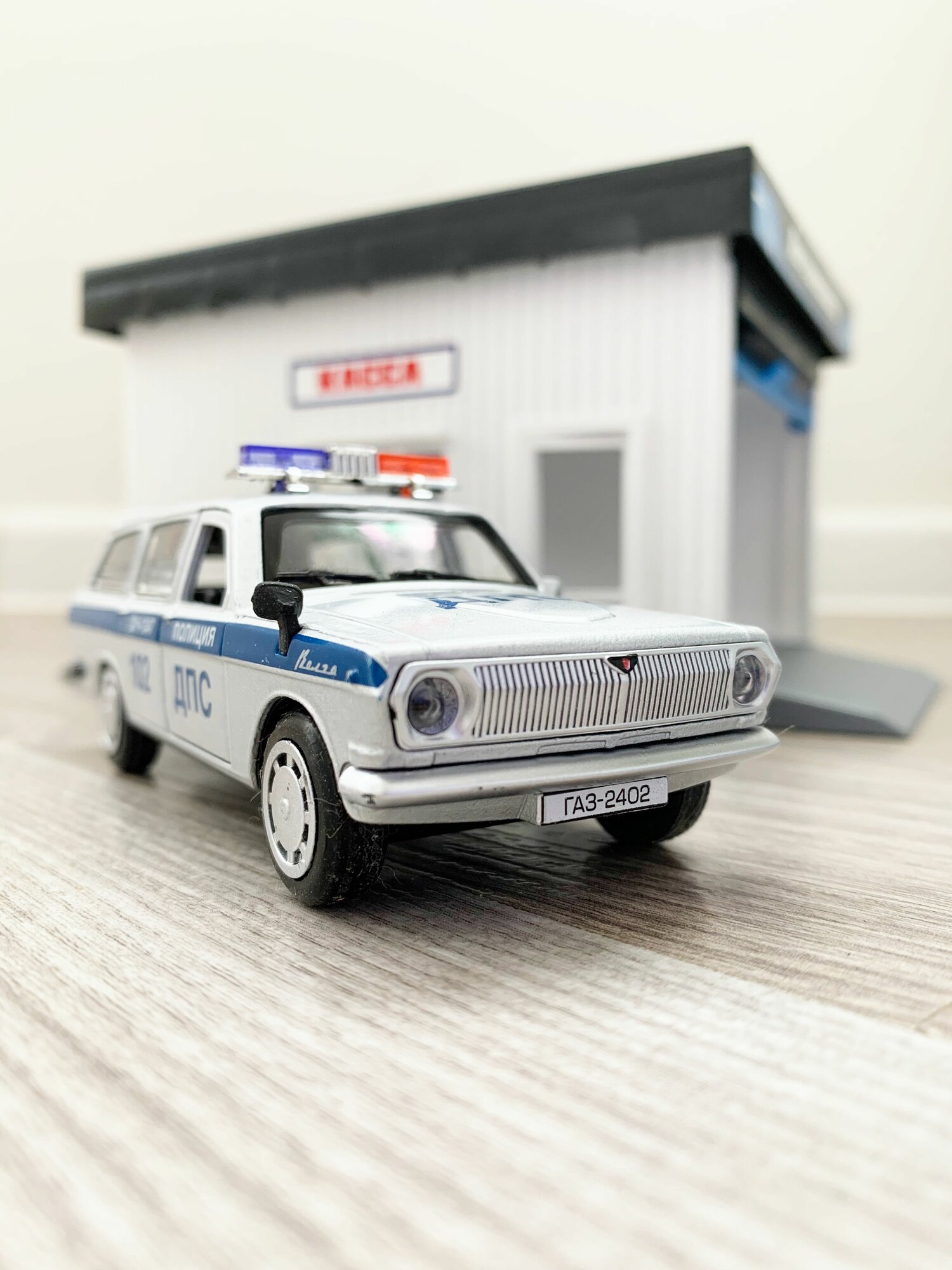 Гараж+ машинка Волга полиция универсал 2402 (метал, 12 см, инерция, открытие 2-х дверей и багажника) - серебристая