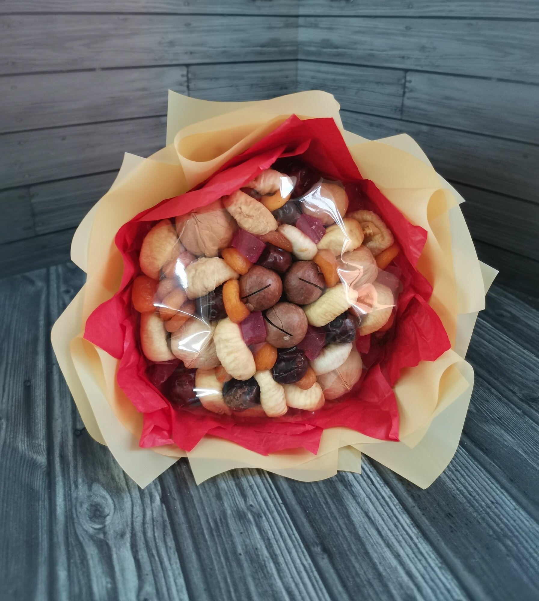 Букет из сухофруктов с орехом