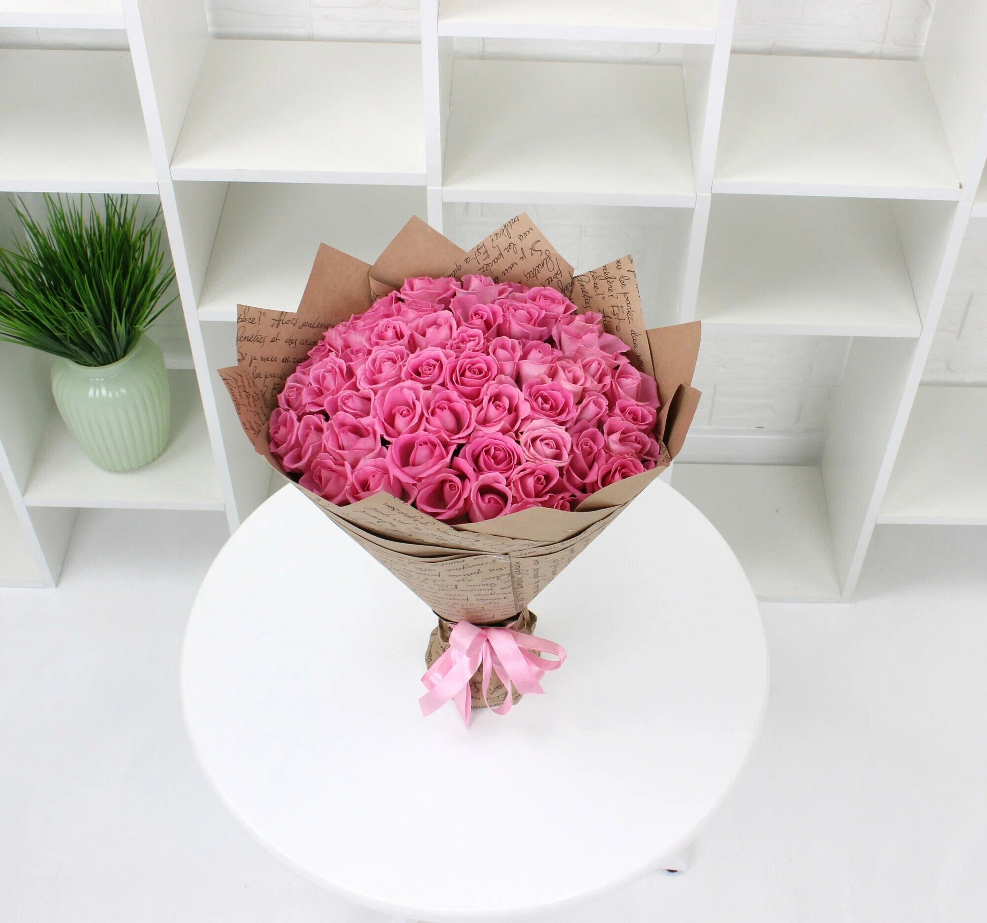 Монобукет THE FLOREAL, 51 розовая роза 40 см, аквабокс, крафт-бумага, бант
