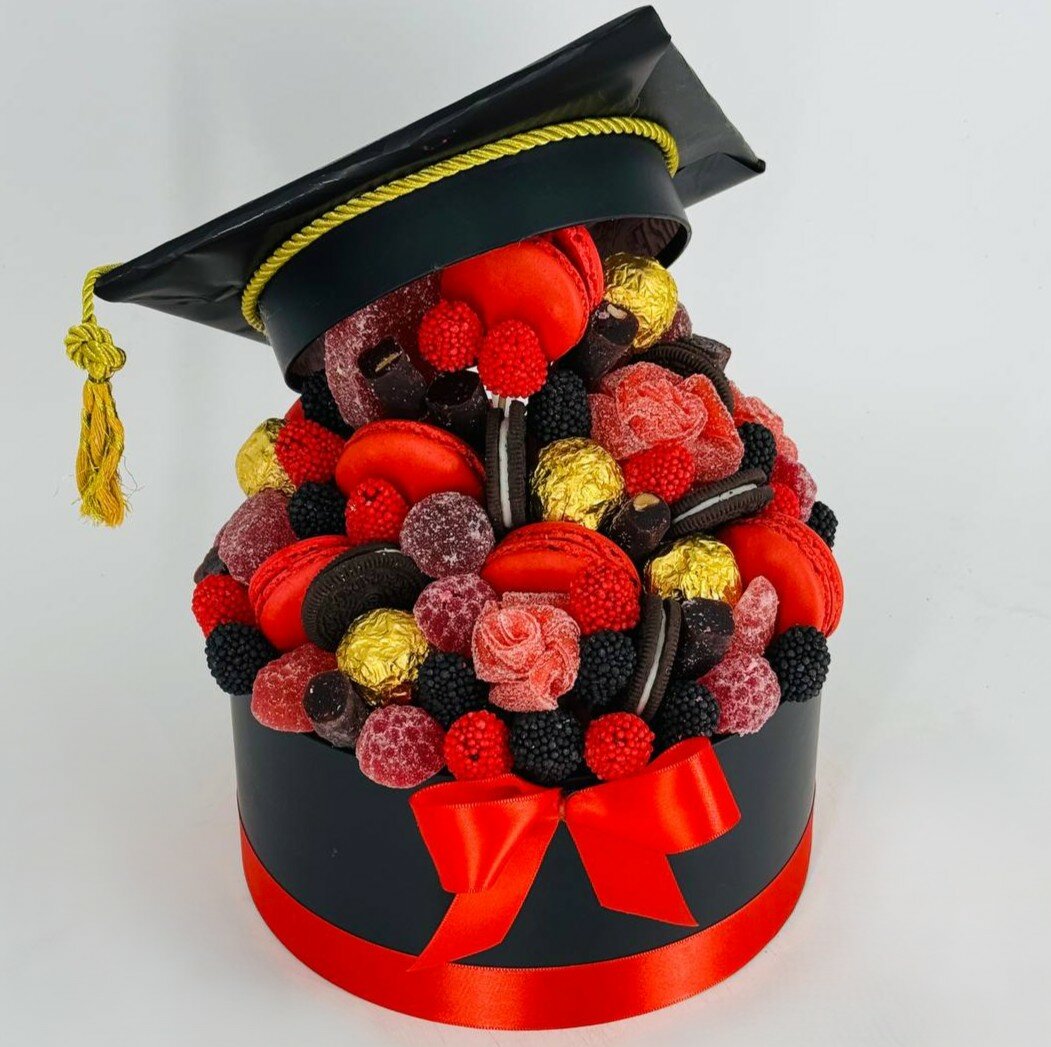 Сладкий букет с шапкой магистра, бакалавра . Подарок на выпускной, 1 сентября. Букет сладостей