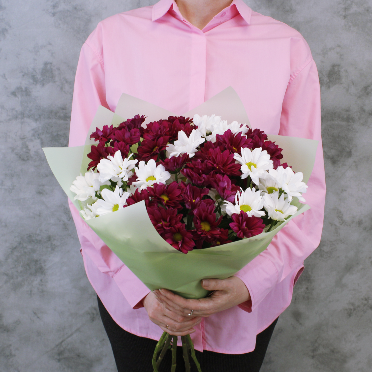 Букет из 7 белых и бордовых кустовых хризантем в матовой пленке с атласной лентой от 2name flowers