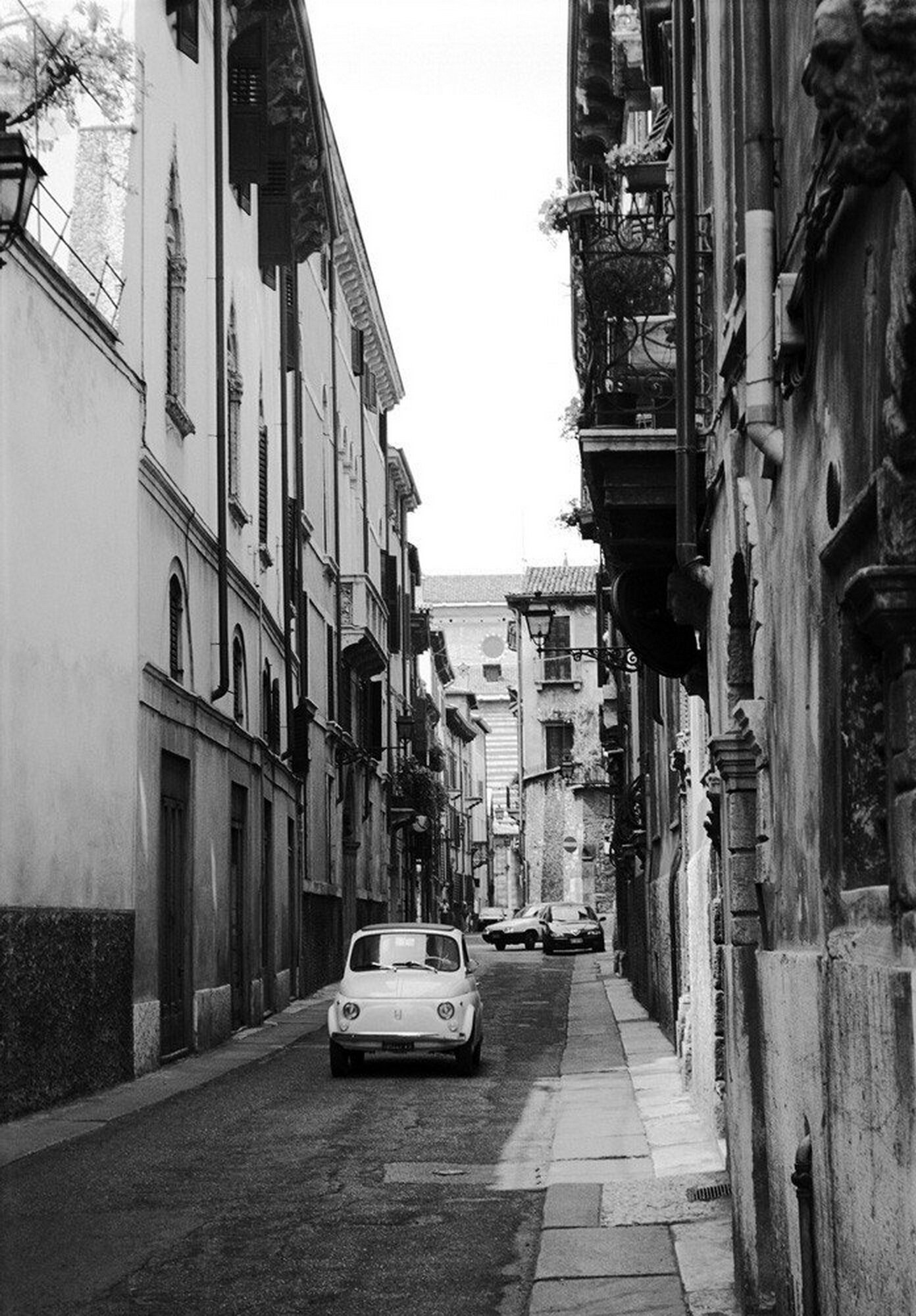 Плакат, постер Италия 60-х: Fiat 500 в переулке на бумаге, размер 21х30см