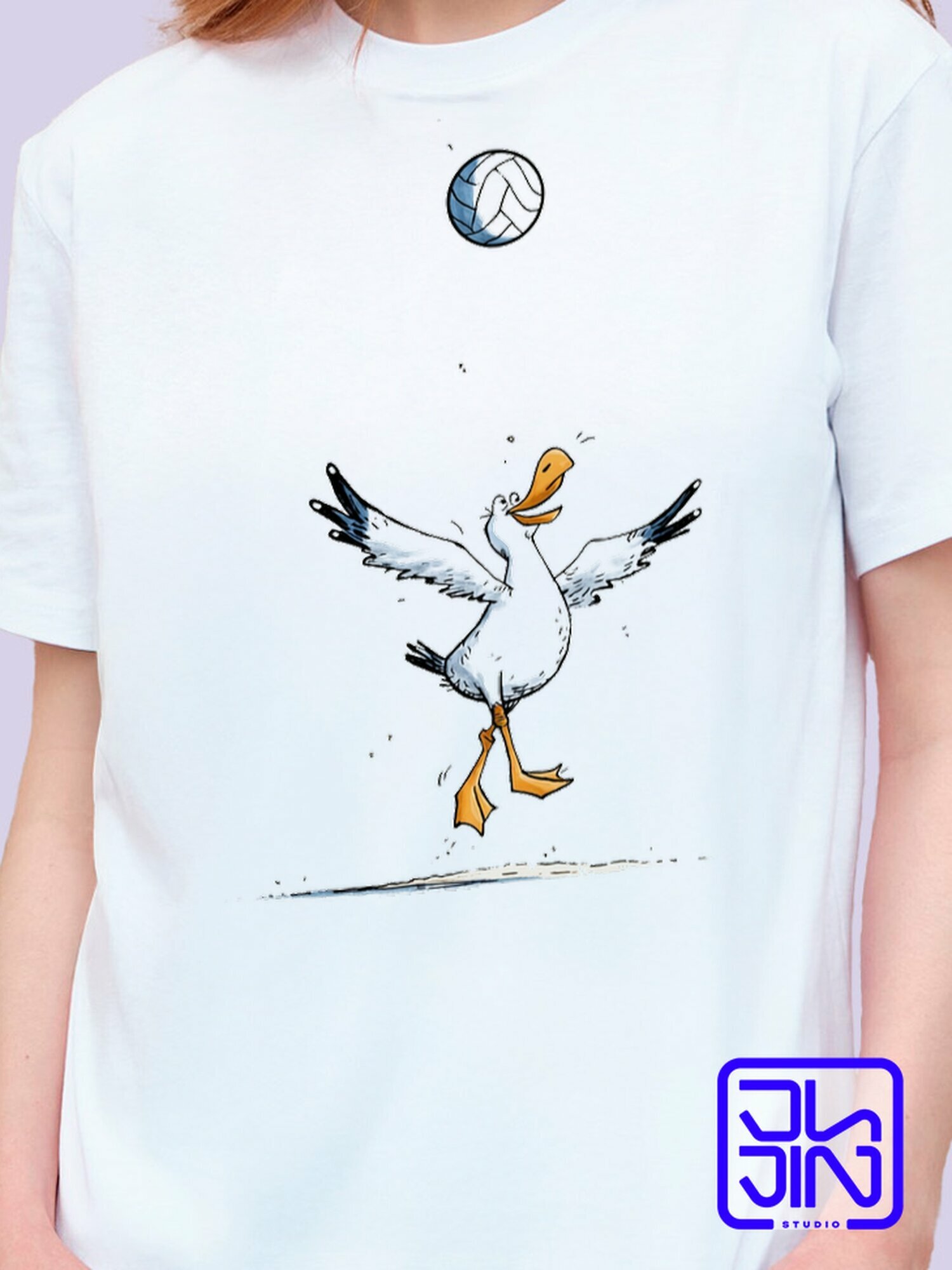 Футболка классическая женская с авторским принтом Смешной черно-белый принт с гусем и мячом для пляжного волейбола, белый хлопковый трикотаж с прикольным рисунком на груди