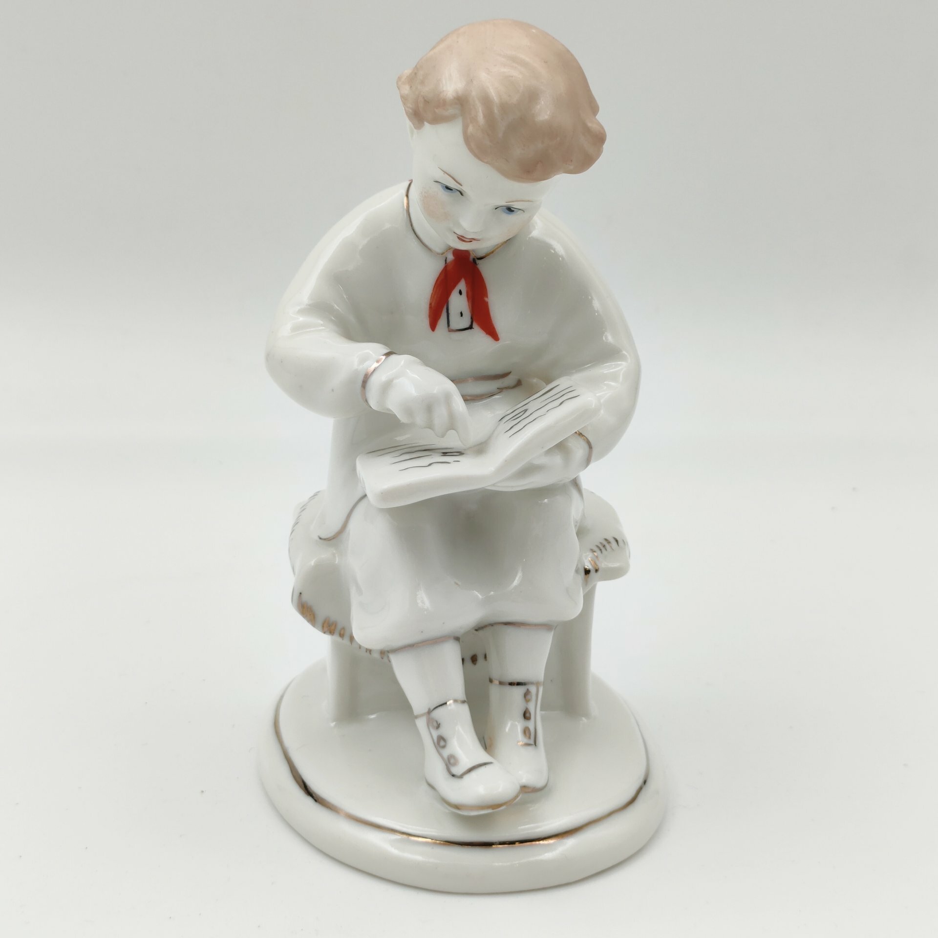 Статуэтка "Юный Ленин", скульптор С. Б. Велихова, фарфор, роспись