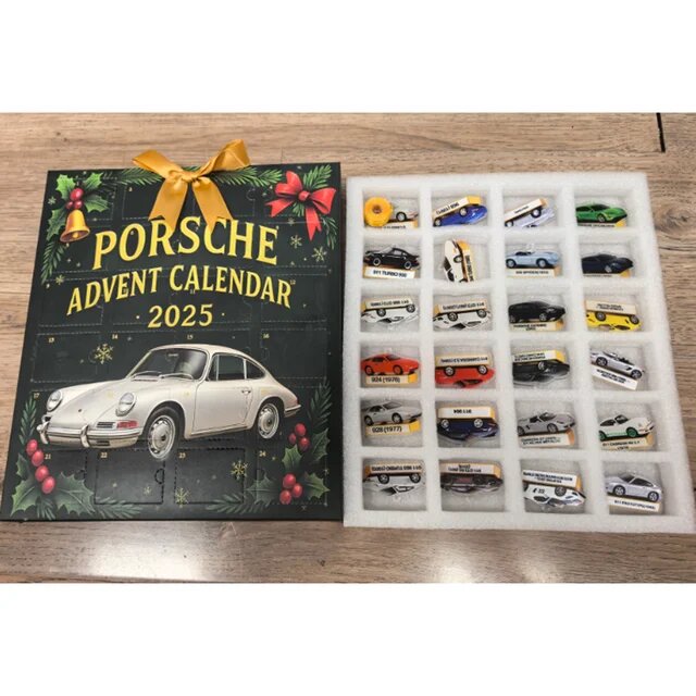 Рождественский адвент-календарь 2025 года — 24-дневный сюрприз-бокс на тему Формулы-1, содержащий игрушки и украшения в виде гоночных автомобилей Формулы-1, акриловые рождественские елочные украшения — идеальный подарок для поклонников автогонок.