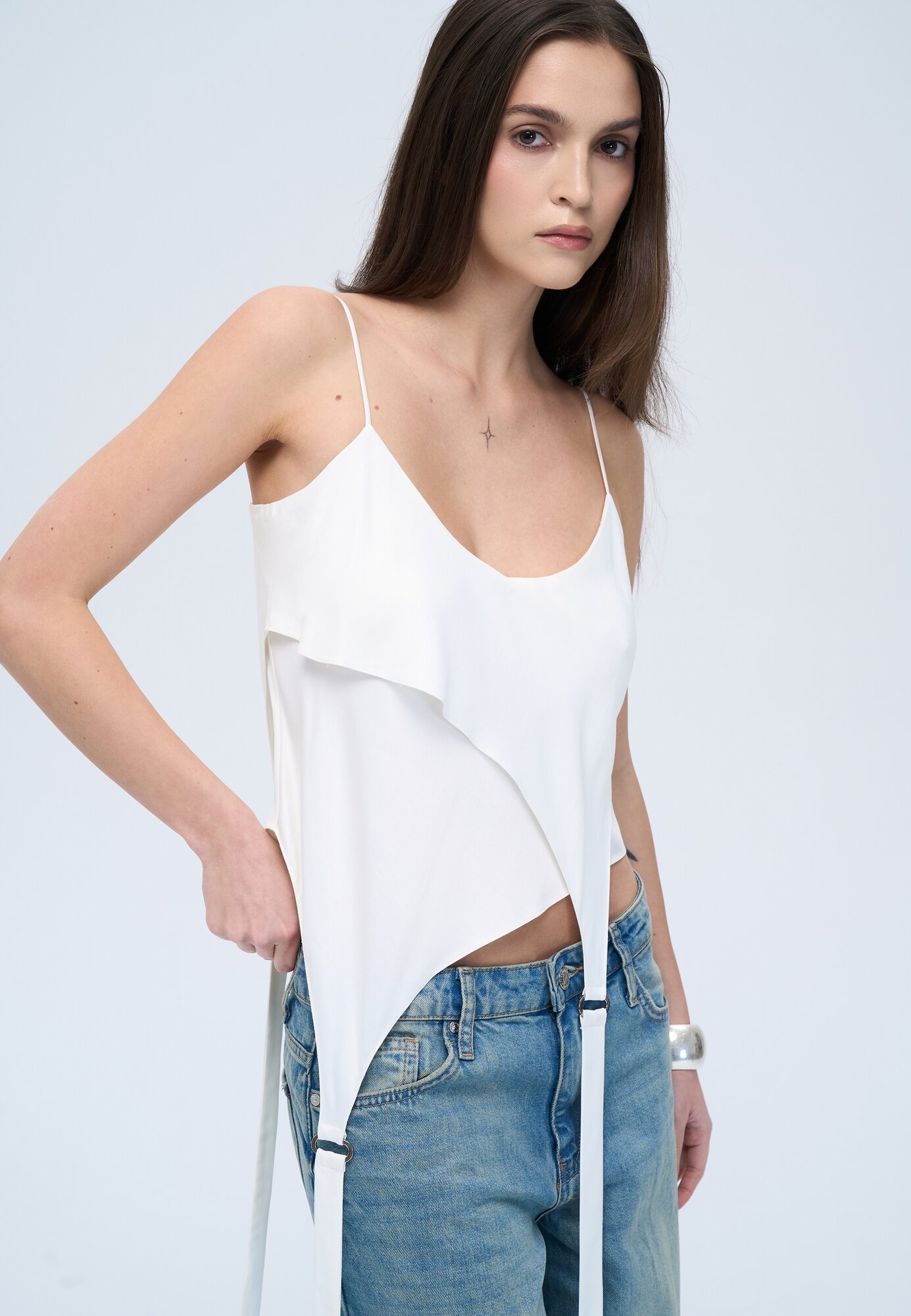 Кроп-топ "Чистый" белый, асимметричный крой, с декоративными подвязками спереди и сзади