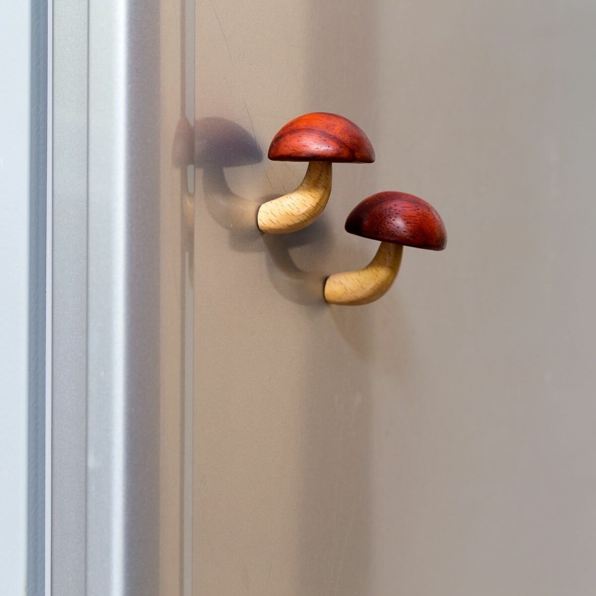 Магнит на холодильник из массива орехового дерева в форме гриба, милый декоративный магнитный стикер ручной работы, креативный деревянный декор для дома.
