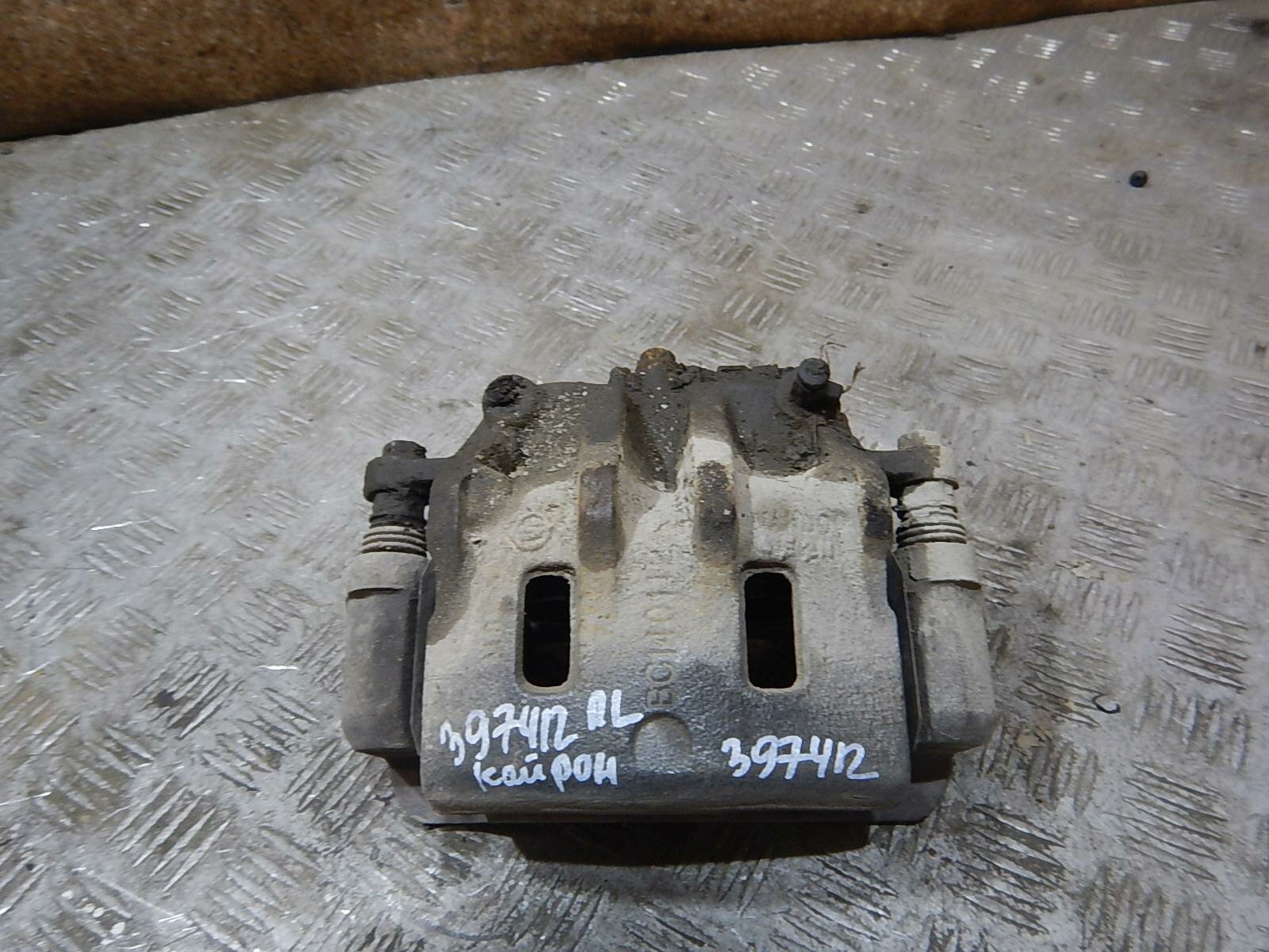 Б/У Суппорт передний левый, SsangYong (Сангйонг)-KYRON (05-) SSANGYONG KYRON (05-) Без видимых повреждений. 397412 SSANG...