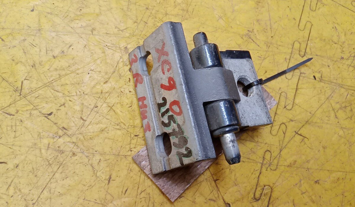 Петля двери задней правой нижняя XC90 Volvo 30784904