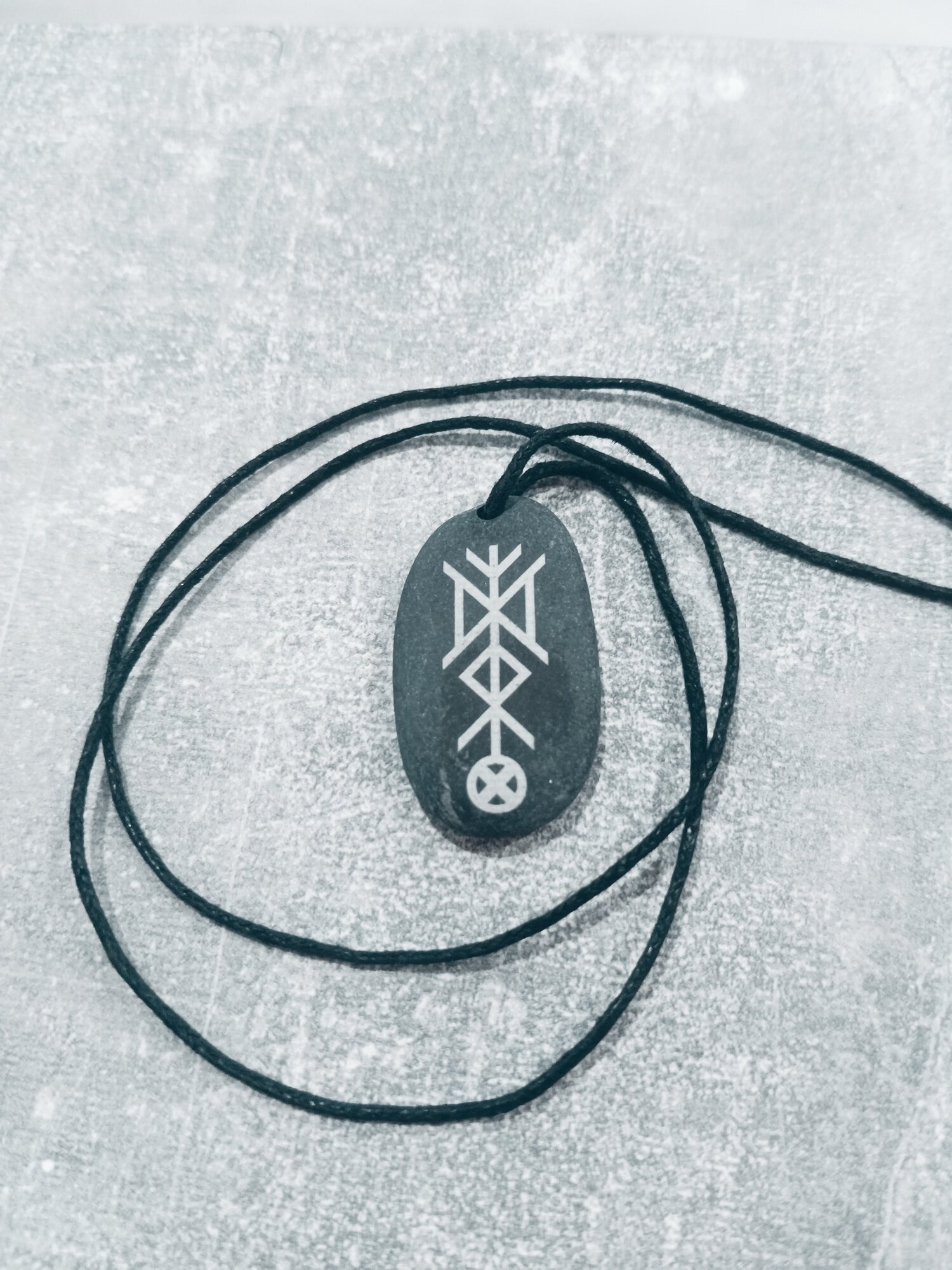 Кулон-оберег для похудения и красоты (натуральный камень с гравировкой рун)