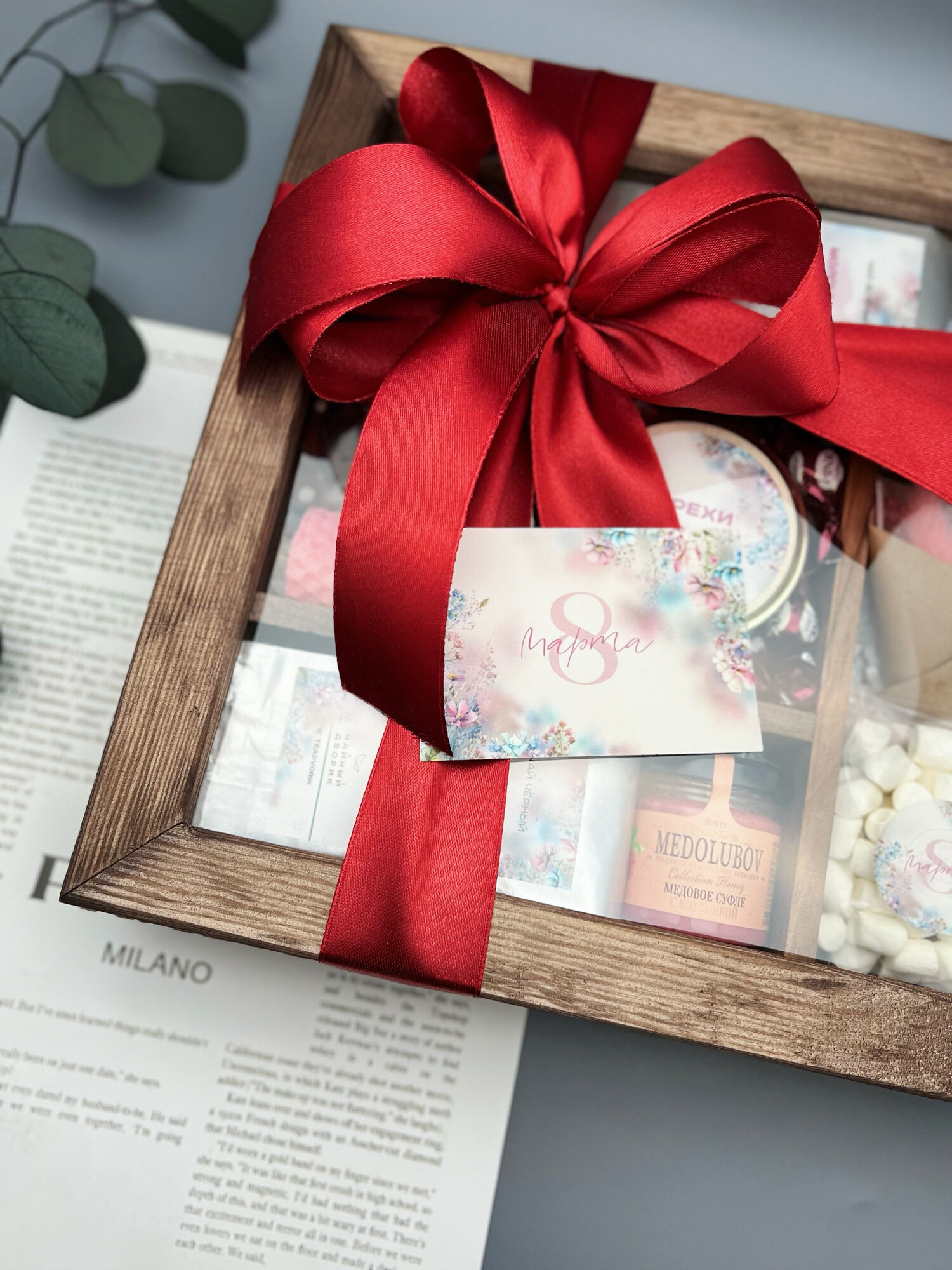 Подарочный набор Деревянный бокс, мед с орехами, чай, свеча, шоколад на 8 Марта / 900гр