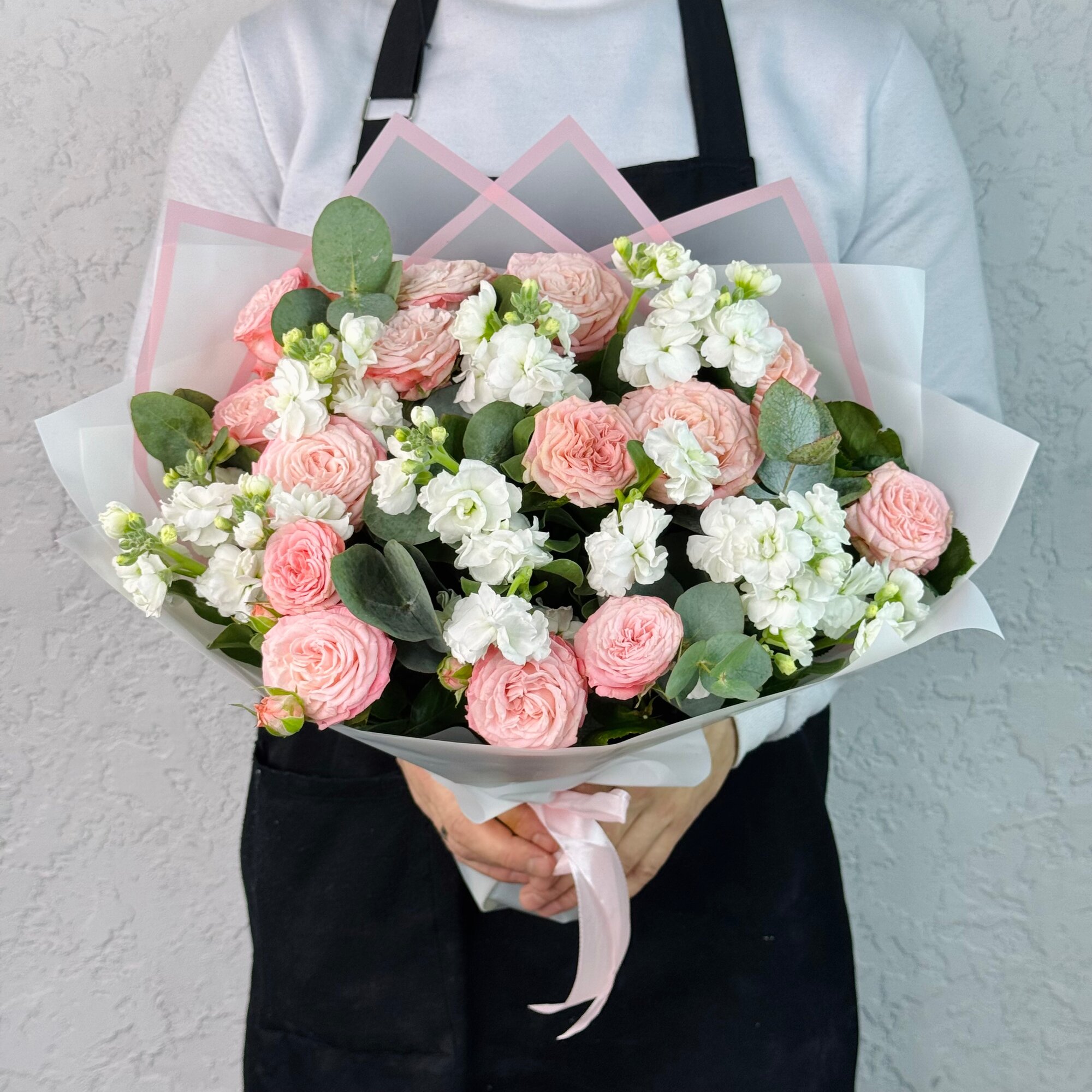 Букет ароматных маттиолов, пионов и роз с эвкалиптом Rybe-Flowers