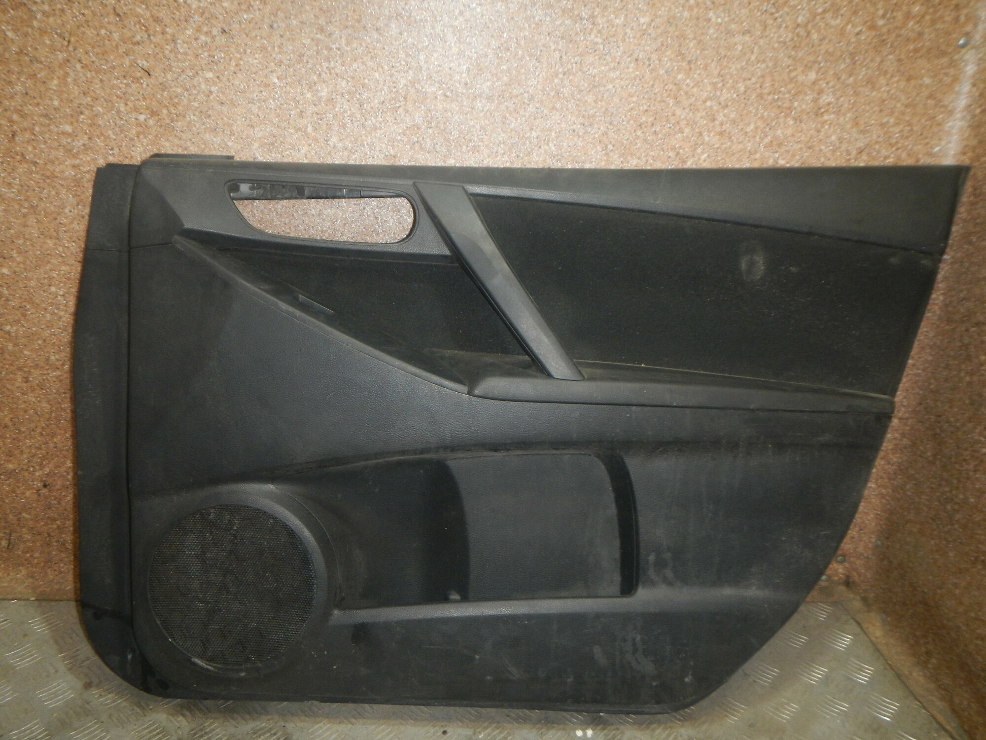 Б/У Обшивка двери передней правой, Mazda (Мазда)-3 (BL) (09-13) MAZDA 3 (BL) (09-13) Царапины, грязная. 563182 MAZDA арт...