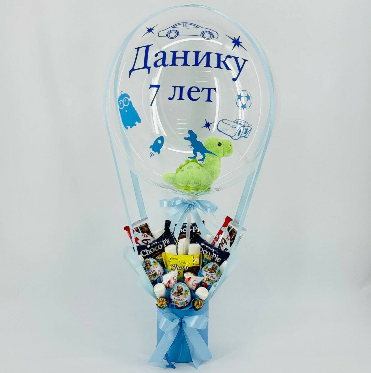Сладкий букет с шаром баблс. Детский букет из сладостей. Подарок мальчику. Букет на выпускной