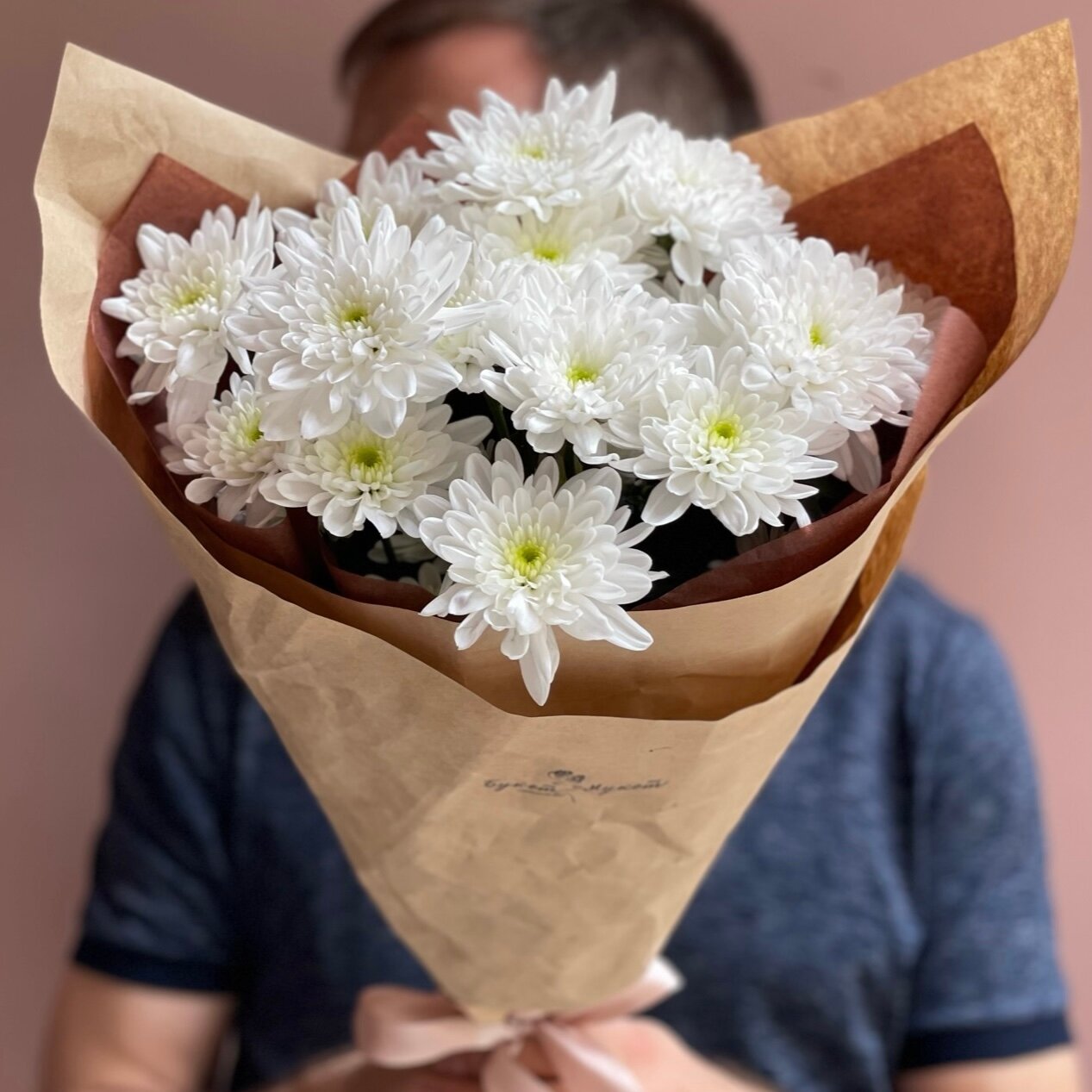 Букет «Июнь» (белая хризантема балтика в крафте) «Букет-Мукет»