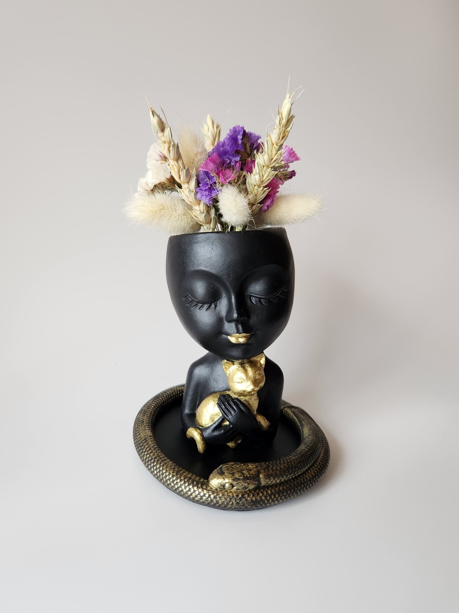 Кашпо с сухоцветами статица, лагурус, пшеница "Девочка с кошкой" на подносе змейка