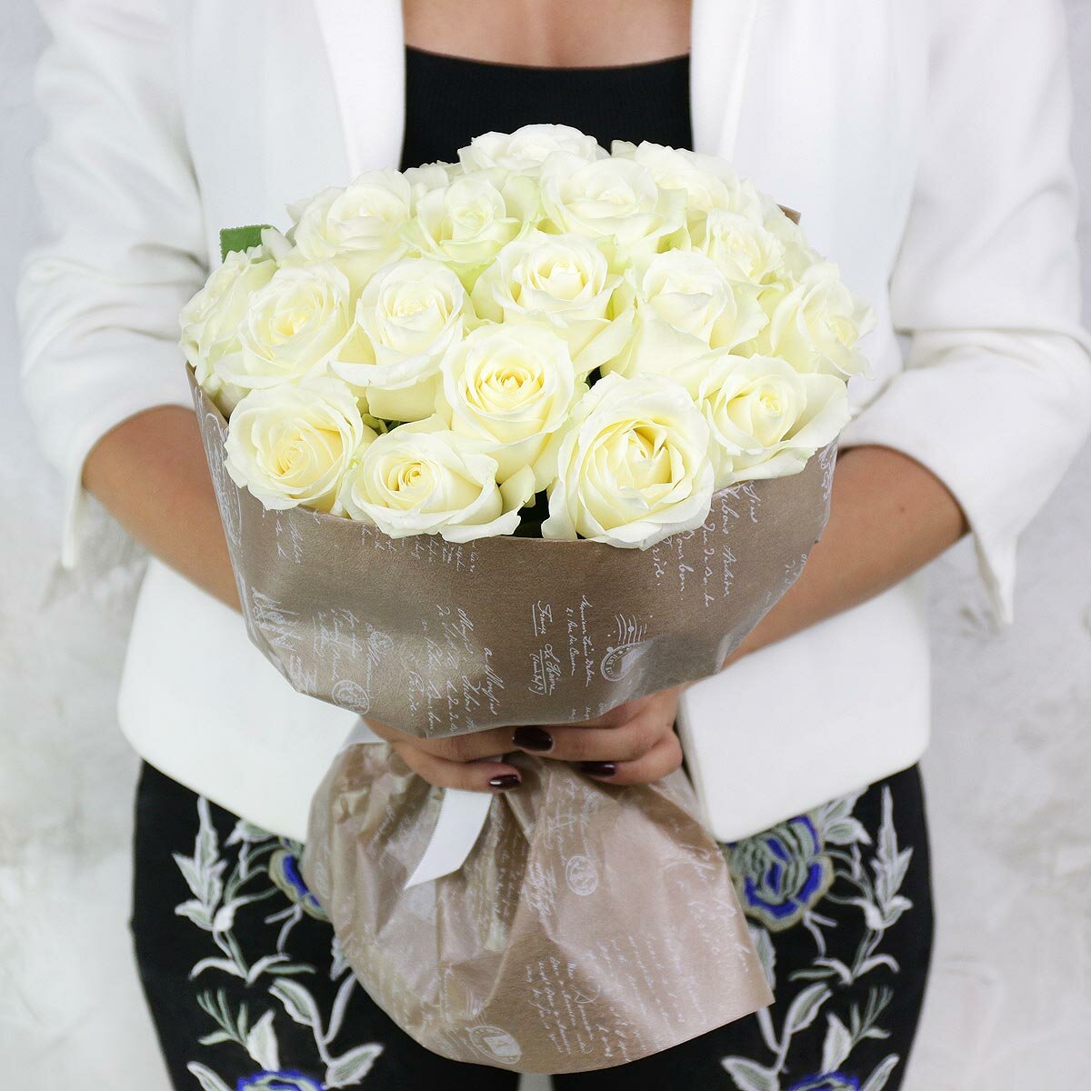 Монобукет Букет Маркет, 21 роза, оберточная бумага, высота 33 см